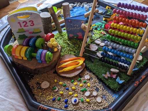 Minibeasts: Sensory Small World Tuff Tray | parentutor.co.uk
